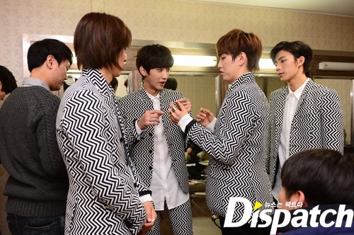 [스타캐스트] '지금 바로, 열어봐'…B1A4, 대기실 습격 사건 - 인스티즈(instiz) 이슈 카테고리