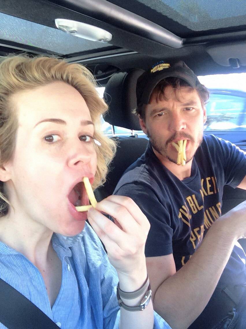 대학 신입생때부터 30년간 절친인 사라폴슨 & 페드로 파스칼 - 인스티즈(instiz) 이슈 카테고리