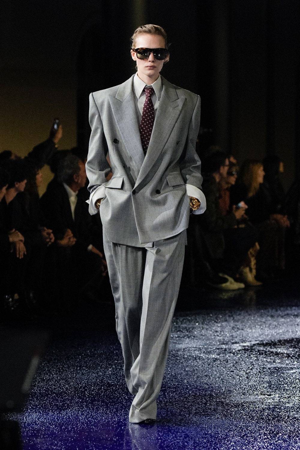 공개 후 반응 좋았던 생로랑 2025 SS 여성 수트 컬렉션 - 인스티즈(instiz) 이슈 카테고리