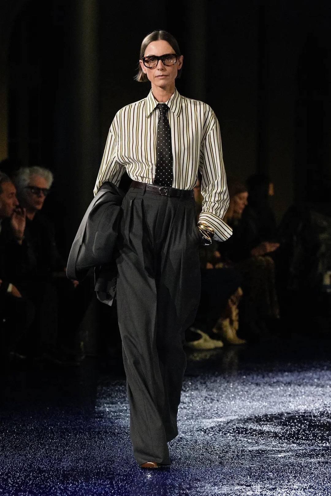 공개 후 반응 좋았던 생로랑 2025 SS 여성 수트 컬렉션 - 인스티즈(instiz) 이슈 카테고리