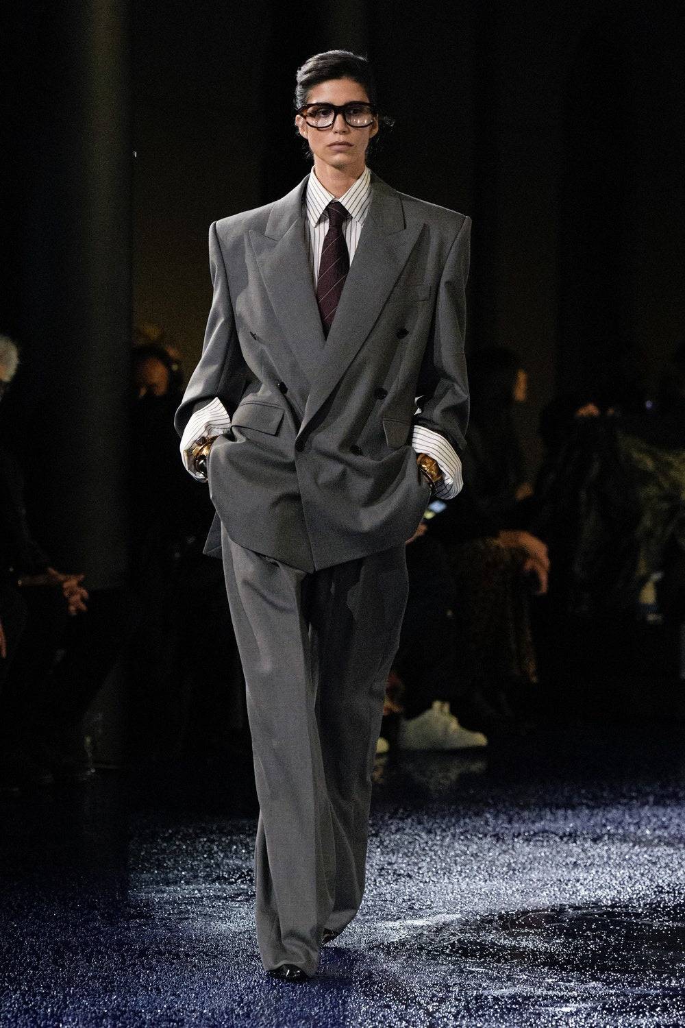 공개 후 반응 좋았던 생로랑 2025 SS 여성 수트 컬렉션 - 인스티즈(instiz) 이슈 카테고리