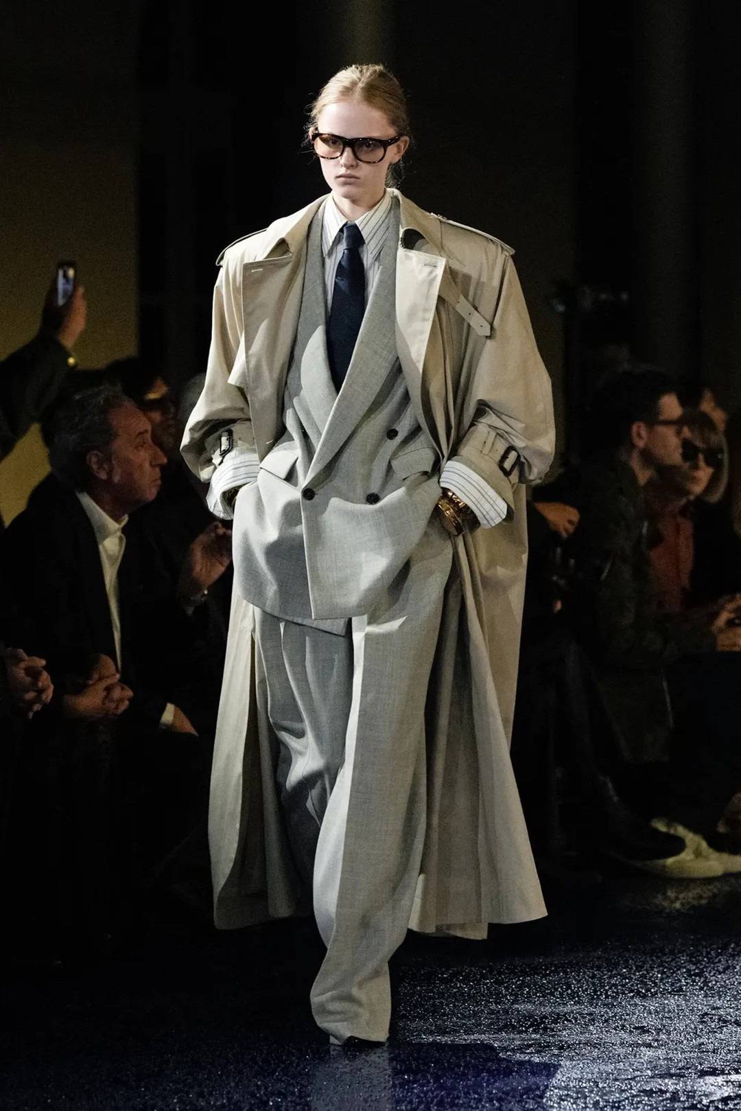 공개 후 반응 좋았던 생로랑 2025 SS 여성 수트 컬렉션 - 인스티즈(instiz) 이슈 카테고리