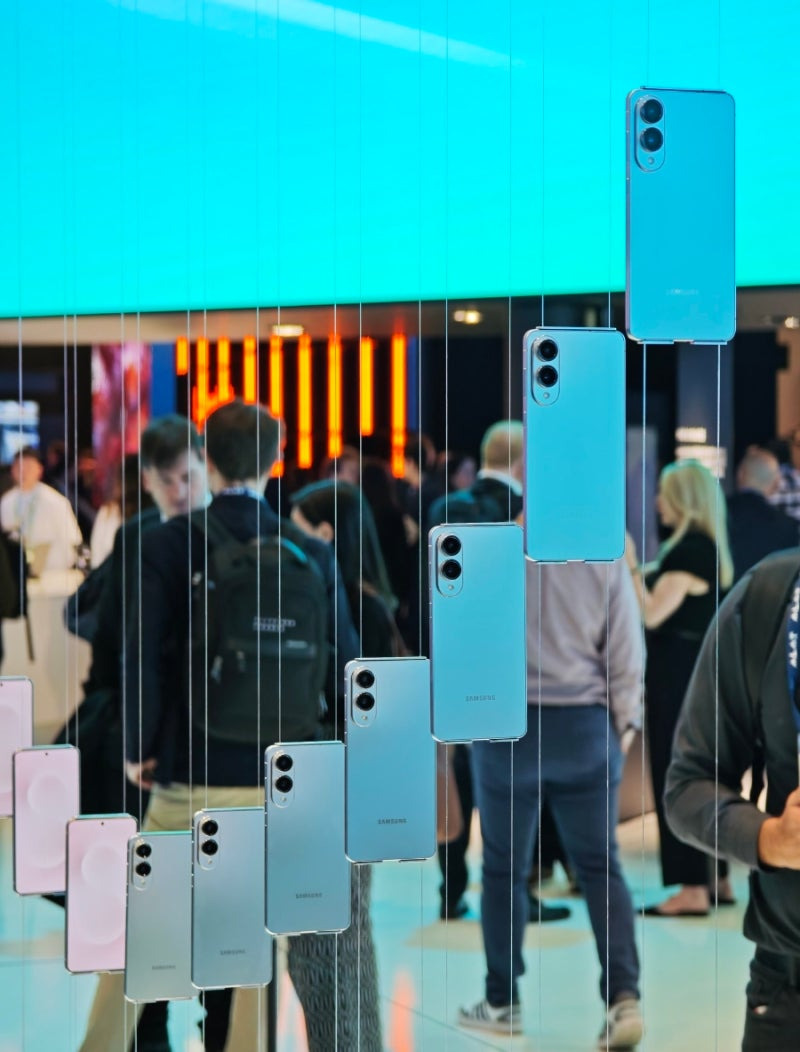 오늘자 삼성 신제품 갤럭시 S25 엣지 전시 현장...jpg - 인스티즈(instiz) 이슈 카테고리